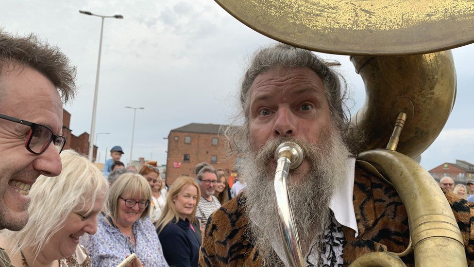 In pictures: Hull Freedom Festival attracts thousands - BBC News