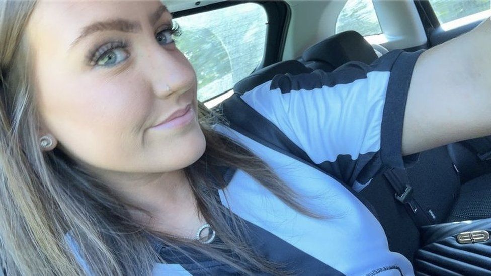 Leadgate: Teenager arrested after girl, 18, dies in crash - BBC News