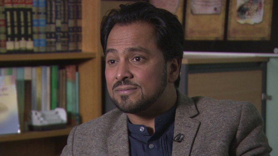 London imam stopped from flying to US over 'Facebook follower' - BBC News