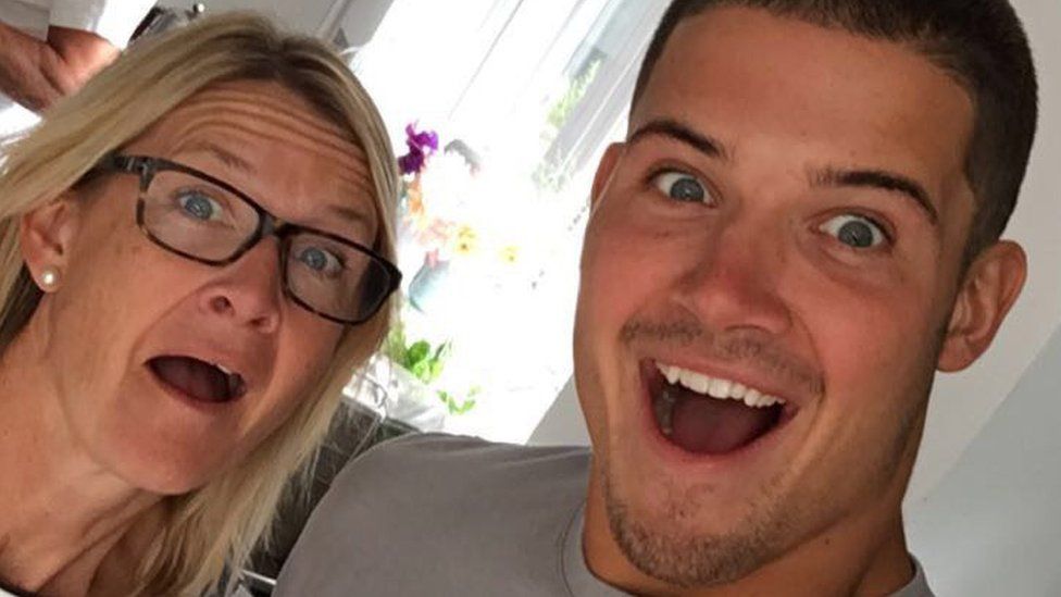 Ampthill man completes 48 marathons in 30 days for his mum - BBC News