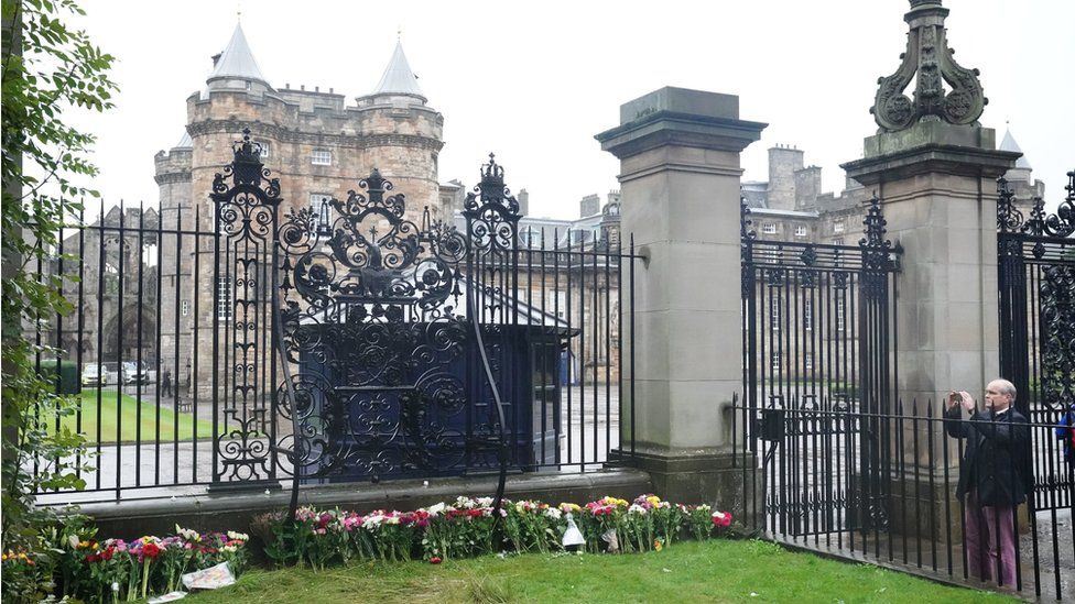 Edinburgh Castle gun salute as Scotland mourns Queen's death - BBC News