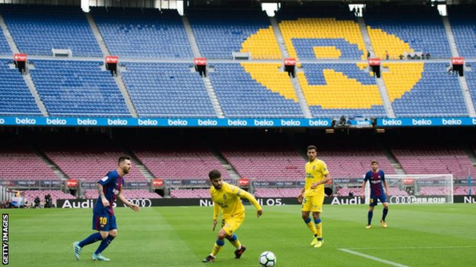 Catalan referendum: Barcelona protest by playing behind closed doors ...