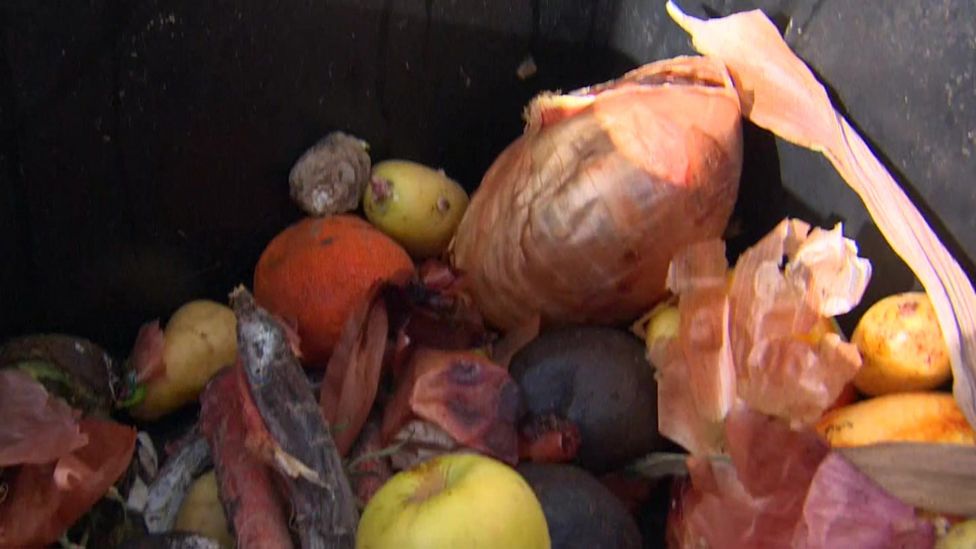St Ives community orchard compost scheme run by volunteers - BBC News
