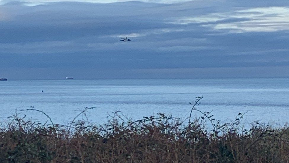 Peilot ar goll wedi 'damwain awyren ysgafn' ger Ynys Môn - BBC Cymru Fyw