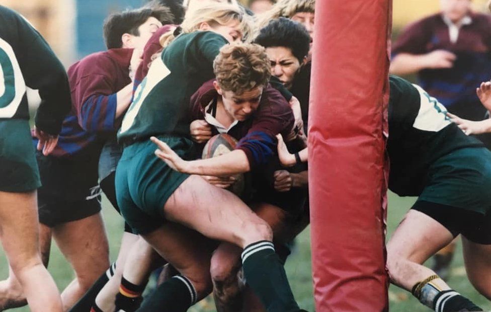 "Mae rygbi'n rhan annatod o'm myd i." - BBC Cymru Fyw