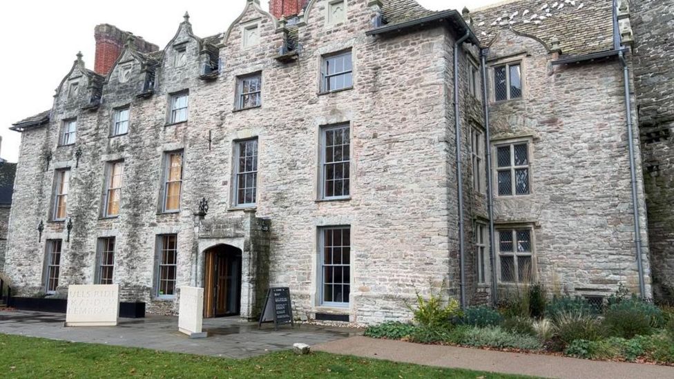 English and Welsh councils sign 'historic' cross-border deal - BBC News