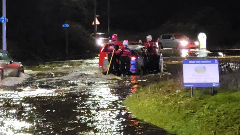 Dorset flooding and snow: Firefighters free stranded drivers - BBC News