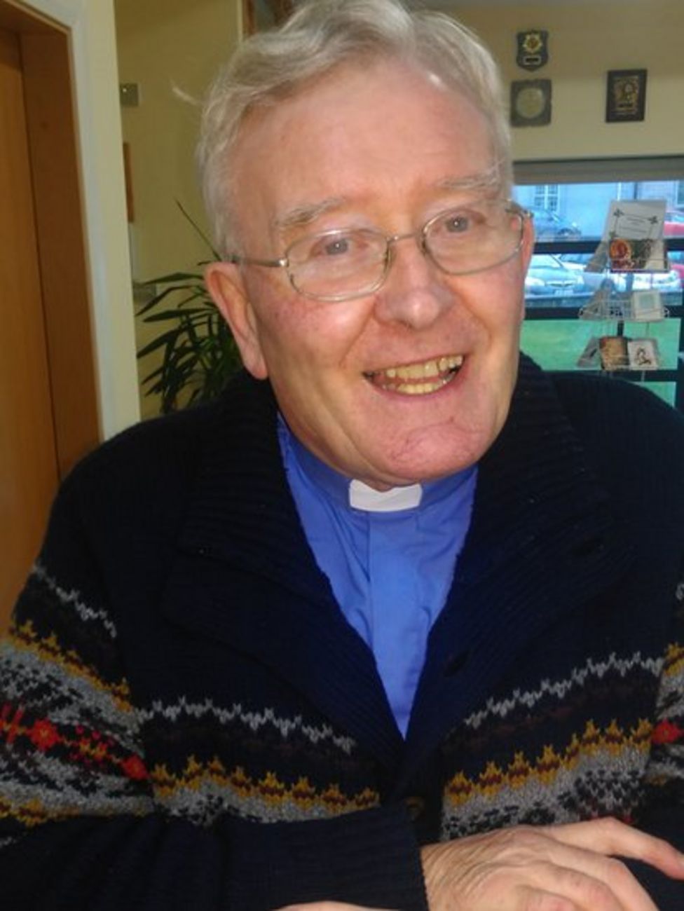 Priest Fr Patrick Conway gives thief in wardrobe lift into town - BBC News