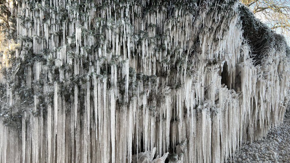 Icicles form into 'fairytale' sculpture in Gloucestershire - BBC News
