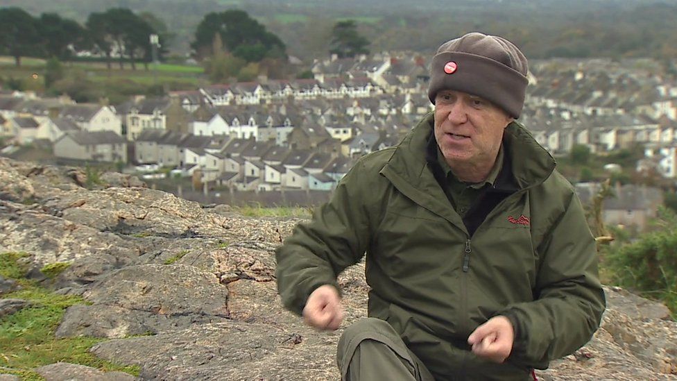 Musician Rhys Mwyn's transient global amnesia struggle - BBC News