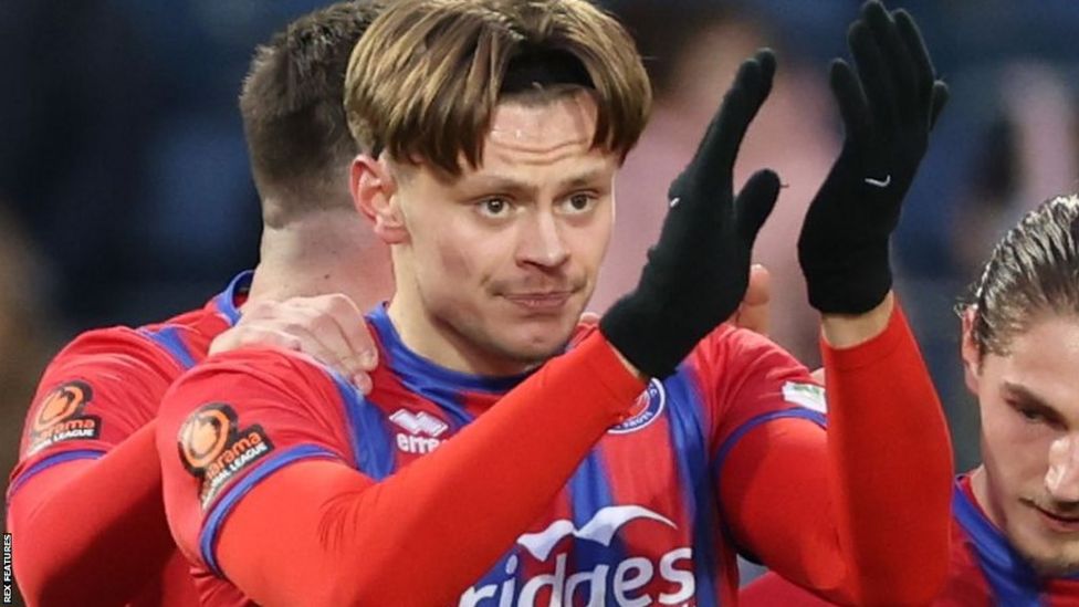 Ollie Bray & Ryan Kavanagh: Truro City sign youngsters on loan - BBC Sport