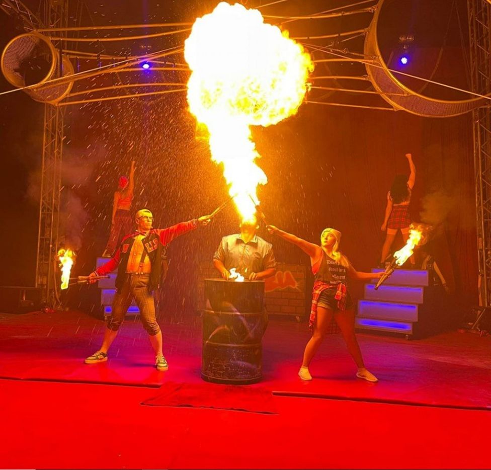 The Shropshire town that embraced circus troupe in lockdown - BBC News