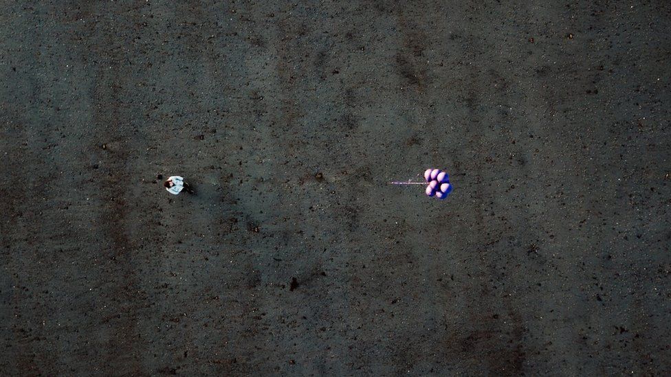 Jersey's James Thompson's Oceans & Emotions exhibition opens - BBC News