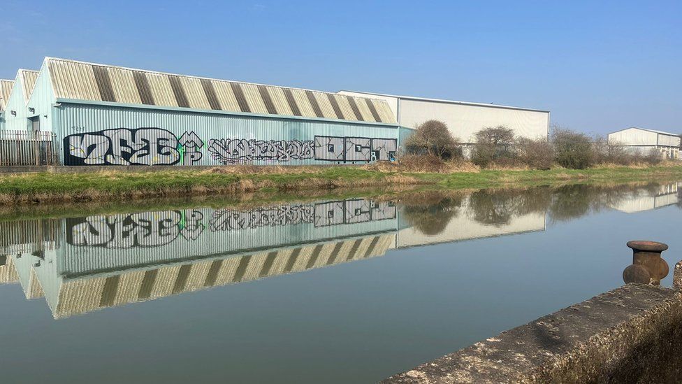 River Hull blocked after barge breaks free from mooring - BBC News