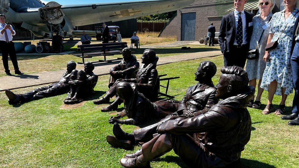 Battle of Britain: Hawkinge statue unveiled to honour airmen - BBC News