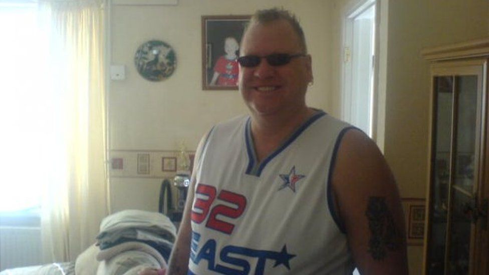 Loan shark father-of-21 Chris Harvey is jailed - BBC News