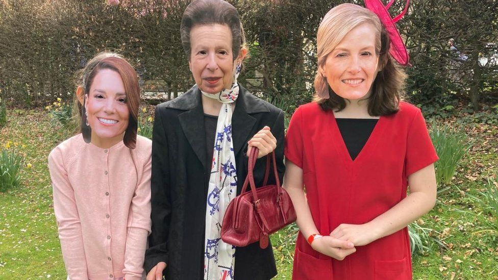 Coronation-themed Ilkley Carnival brings out record crowd - BBC News