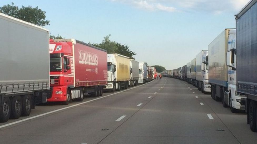 Channel Tunnel: Migrants hurt in French terminal break-in - BBC News