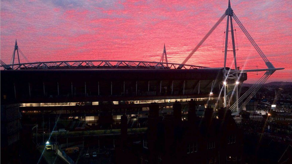 In pictures: Glorious sunset across Wales on 11 October 2015 - BBC News
