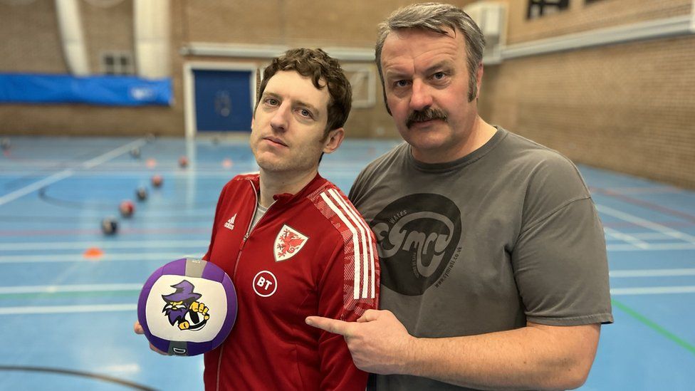 Mike Bubbins: 'Byth rhy hen i ddysgu Cymraeg' - BBC Cymru Fyw