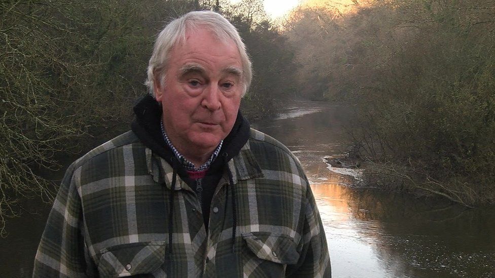 Ffioedd newydd 'yn bygwth' dyfodol pysgota cwrwgl - BBC Cymru Fyw