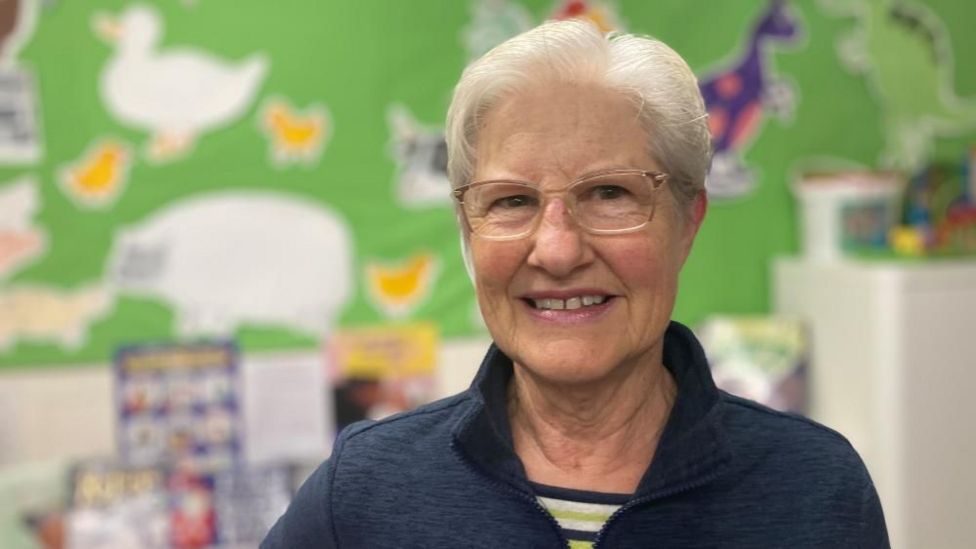 Roade Library asks for more volunteers - BBC News