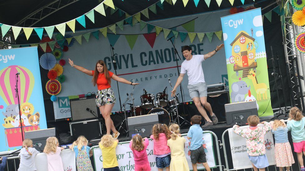 Lluniau: Gŵyl Canol Dre Caerfyrddin - BBC Cymru Fyw