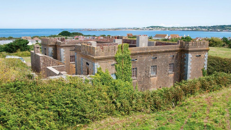 Napoleonic fort in Guernsey sold for £1m - BBC News