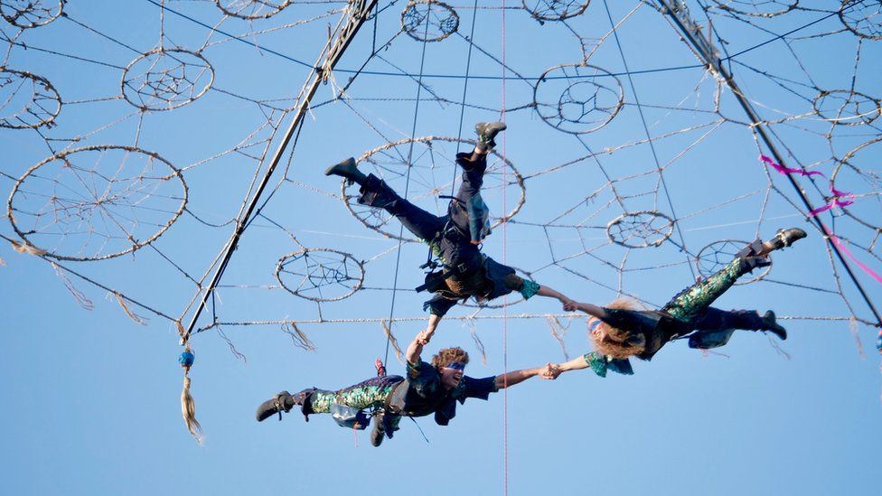 Coventry City of Culture: Aerial acrobatic show wows the crowds - BBC News