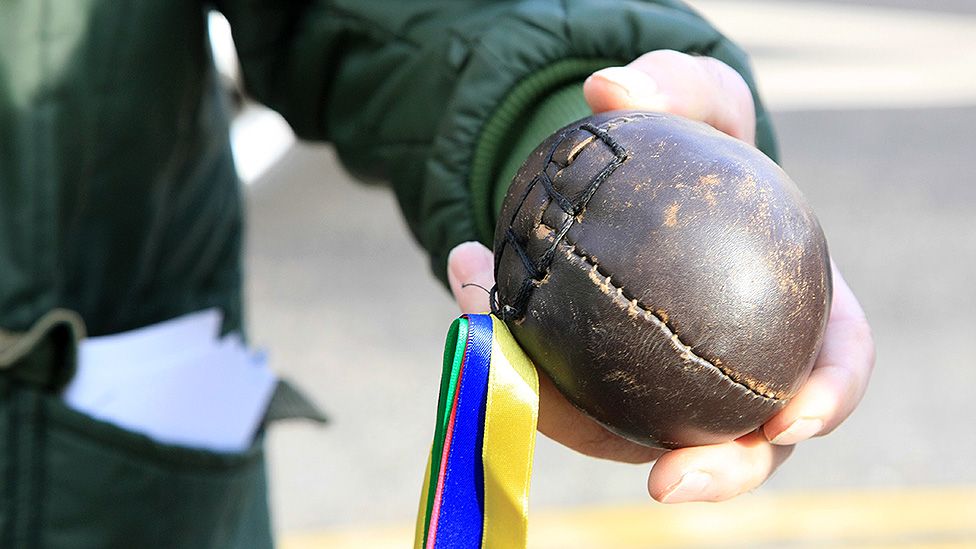 In pictures: Uppies battle the Doonies in Jedburgh's ba' game - BBC News