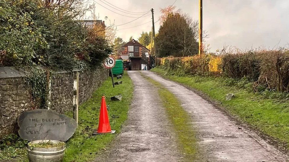Carchar am oes i ddyn a losgodd ei gymydog yn ei garafán - BBC Cymru Fyw