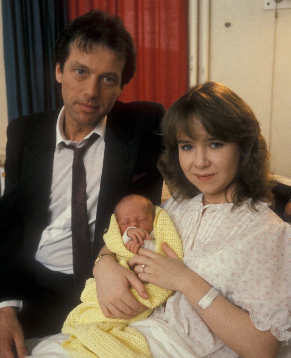Leslie Grantham's dramatic life on and off screen - BBC News