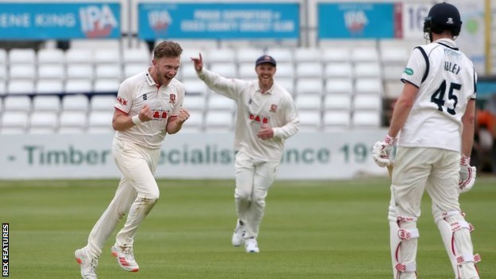 County Championship: Dom Sibley hits 43 for Warwickshire but Peter ...