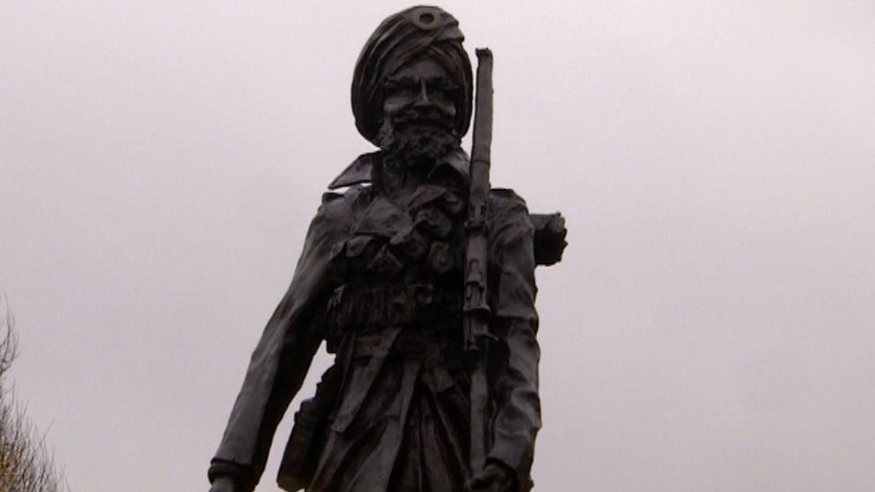 Sikh soldier statue in Smethwick honours WW1 dead - BBC News