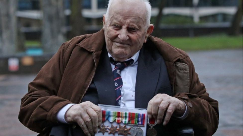 Blind Southend care row WWII veteran, 98, back home - BBC News