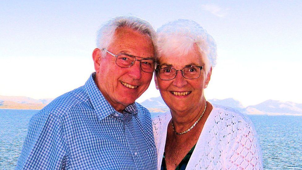 Bookies count cost of Scottish Grand National win - BBC News