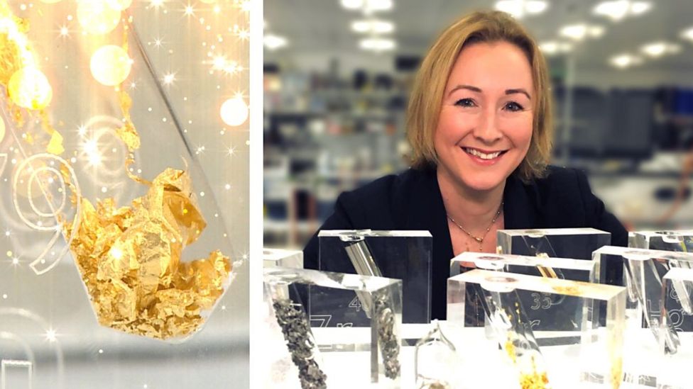 The phone-makers bringing buttons back - BBC News