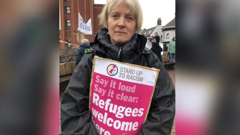 Demonstration held outside Ipswich migrant hotel - BBC News