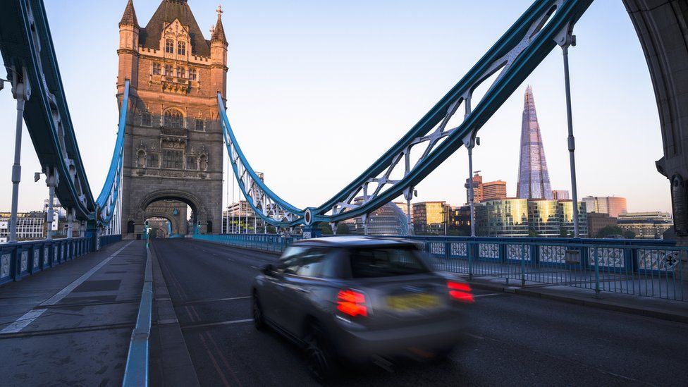 Tower Bridge reopens after pro-Palestine march - BBC News