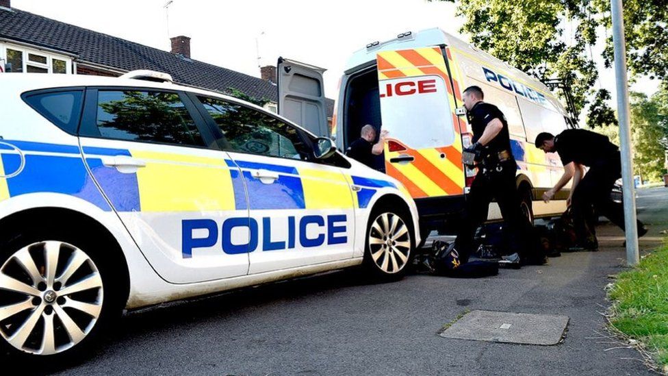 Nineteen arrested after London and Berkshire drug raids - BBC News