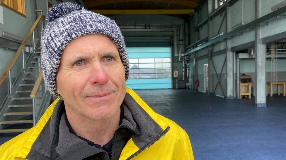 Cartref newydd i fad achub diolch i ddau Ferrari - BBC Cymru Fyw