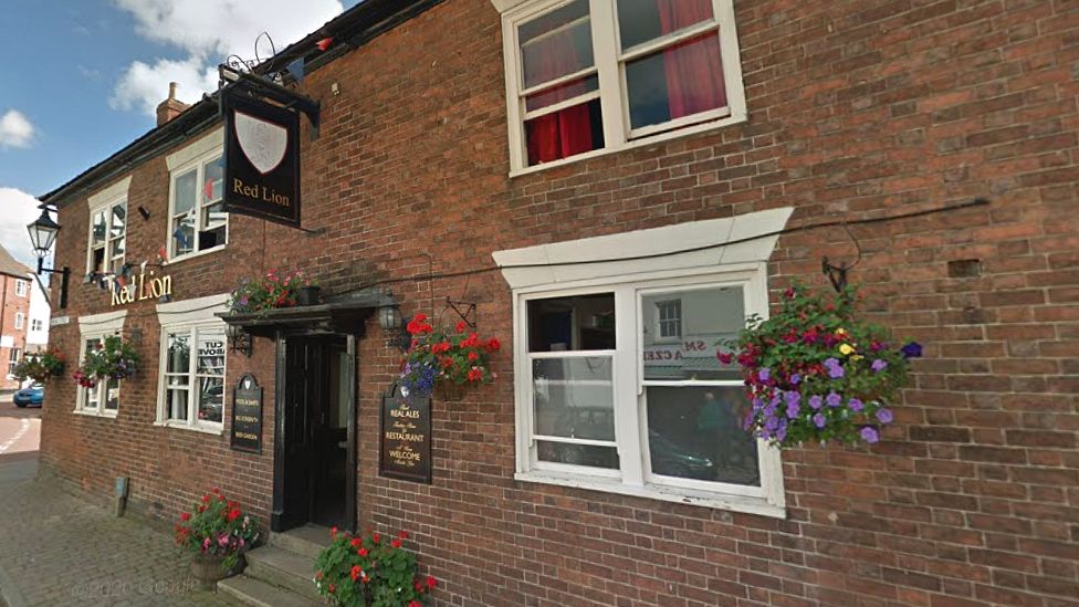 TV chef Andrew Sheridan takes over closed Newent pub - BBC News
