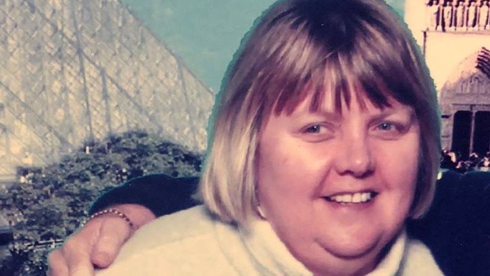 Karen Milsom: Family pays tribute after Tonypandy fatal crash - BBC News