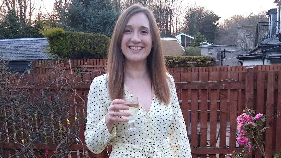 I decided not to let cancer stop me dating - BBC News