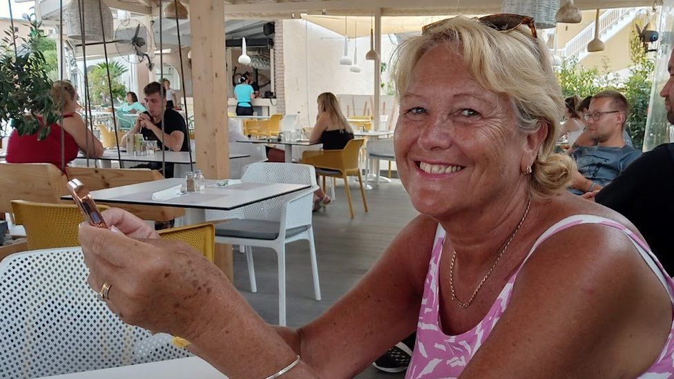 Energy discount phishing: Robbed of £25,000 in text scam - BBC News