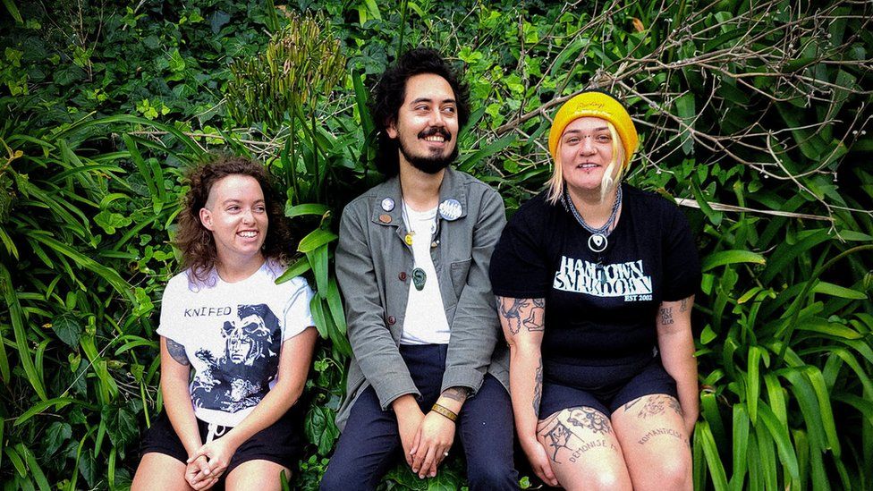 Y band pync sy’n gweiddi neges y Māori - BBC Cymru Fyw