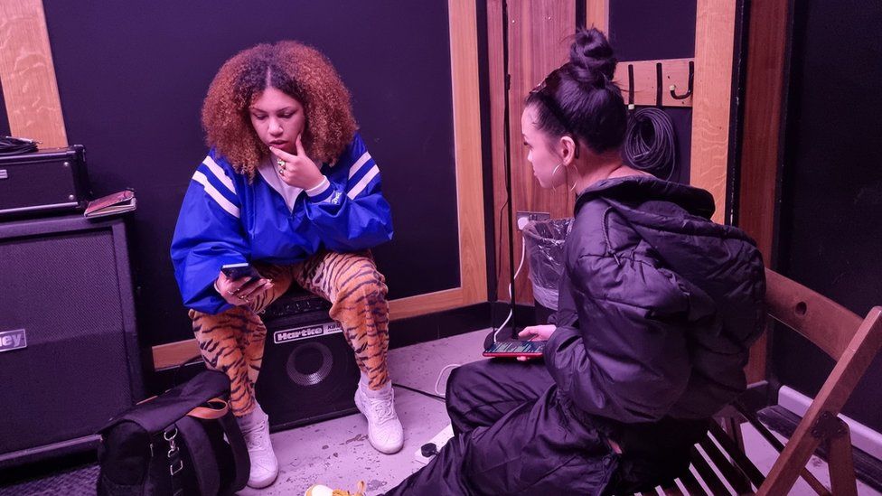 Young Bristol artists mentored by their musical idols - BBC News