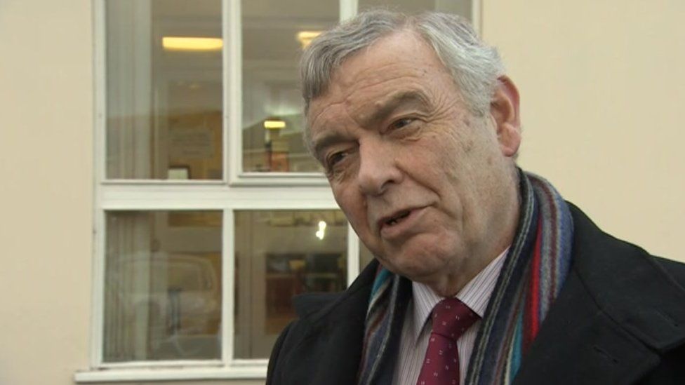 Four GPs quit surgery over NHS funding - BBC News