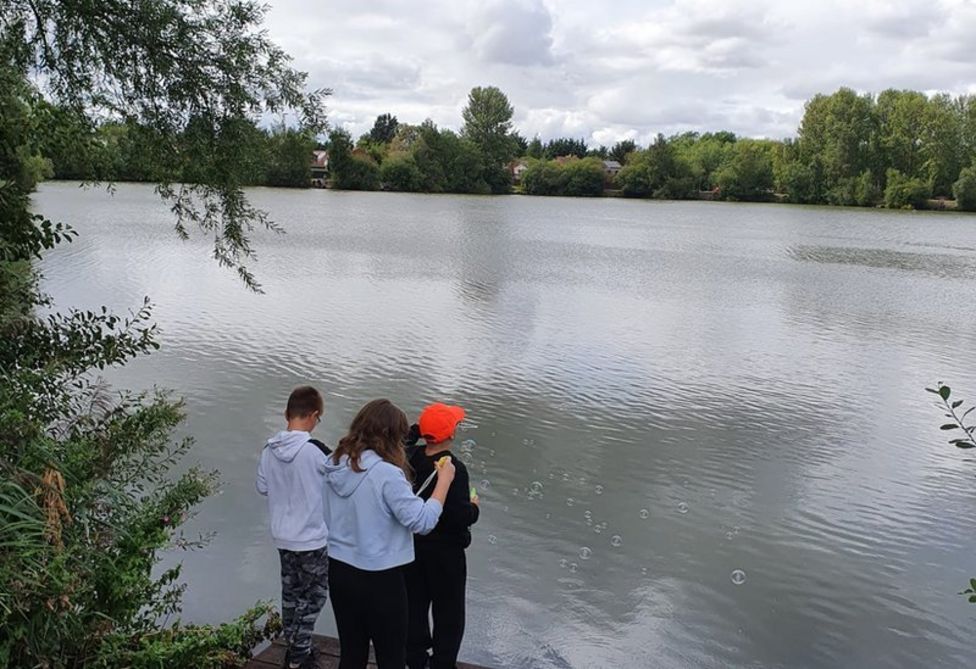 Balderton Lake: Petition handed in against boating plans - BBC News