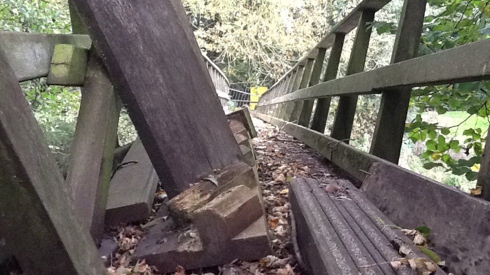 Pigeon House bridge 'unsafe' years after floods - BBC News